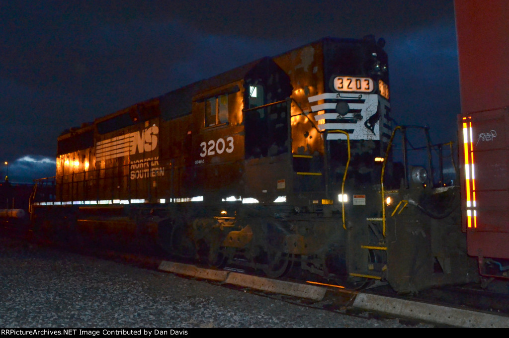NS SD40-2 3203 on H11